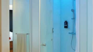 Um polibã, um chuveiro fixo, artigos de higiene ecológicos