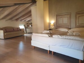 Quarto quádruplo standard, 1 quarto | Cofres nos quartos, individualmente decorados, escrivaninha