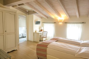 Quarto casal ou duplo | Cofres nos quartos, individualmente decorados, escrivaninha