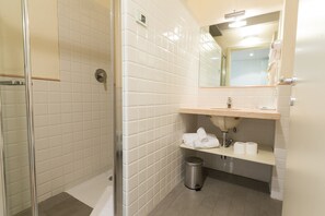 Quarto solteiro | Banheiro | Chuveiro, produtos de toalete grátis, secador de cabelo, bidê