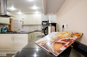 Um frigorífico, um micro-ondas, um forno, uma placa de cozinha 