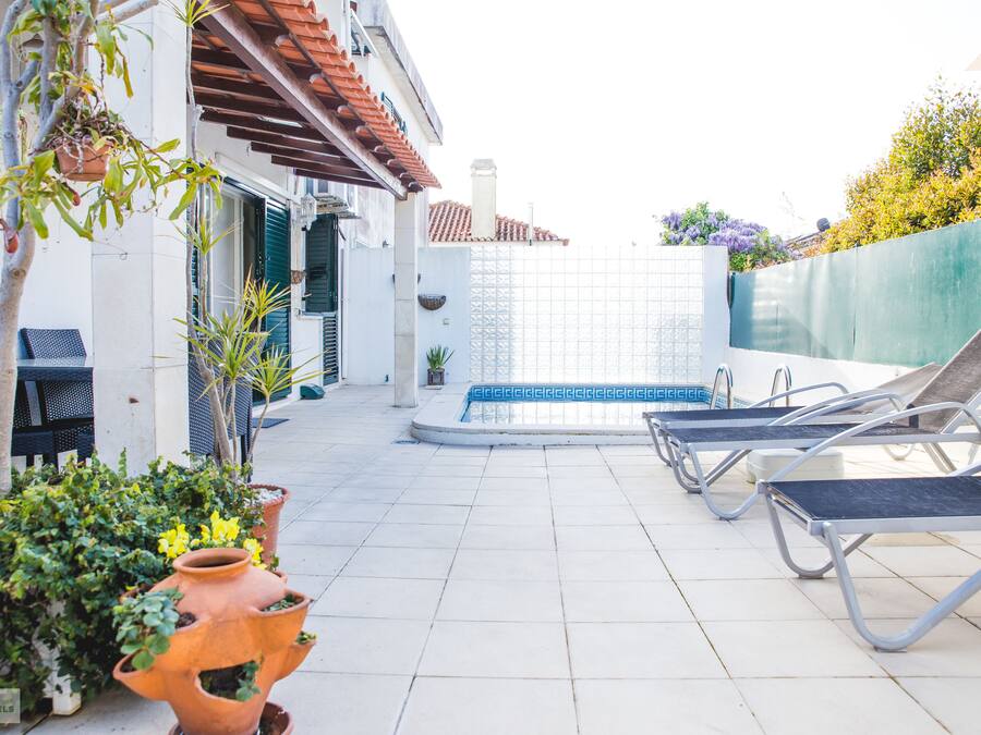 Piscina exterior, da(s) 08:00 à(s) 0:00, guarda-sóis, espreguiçadeiras