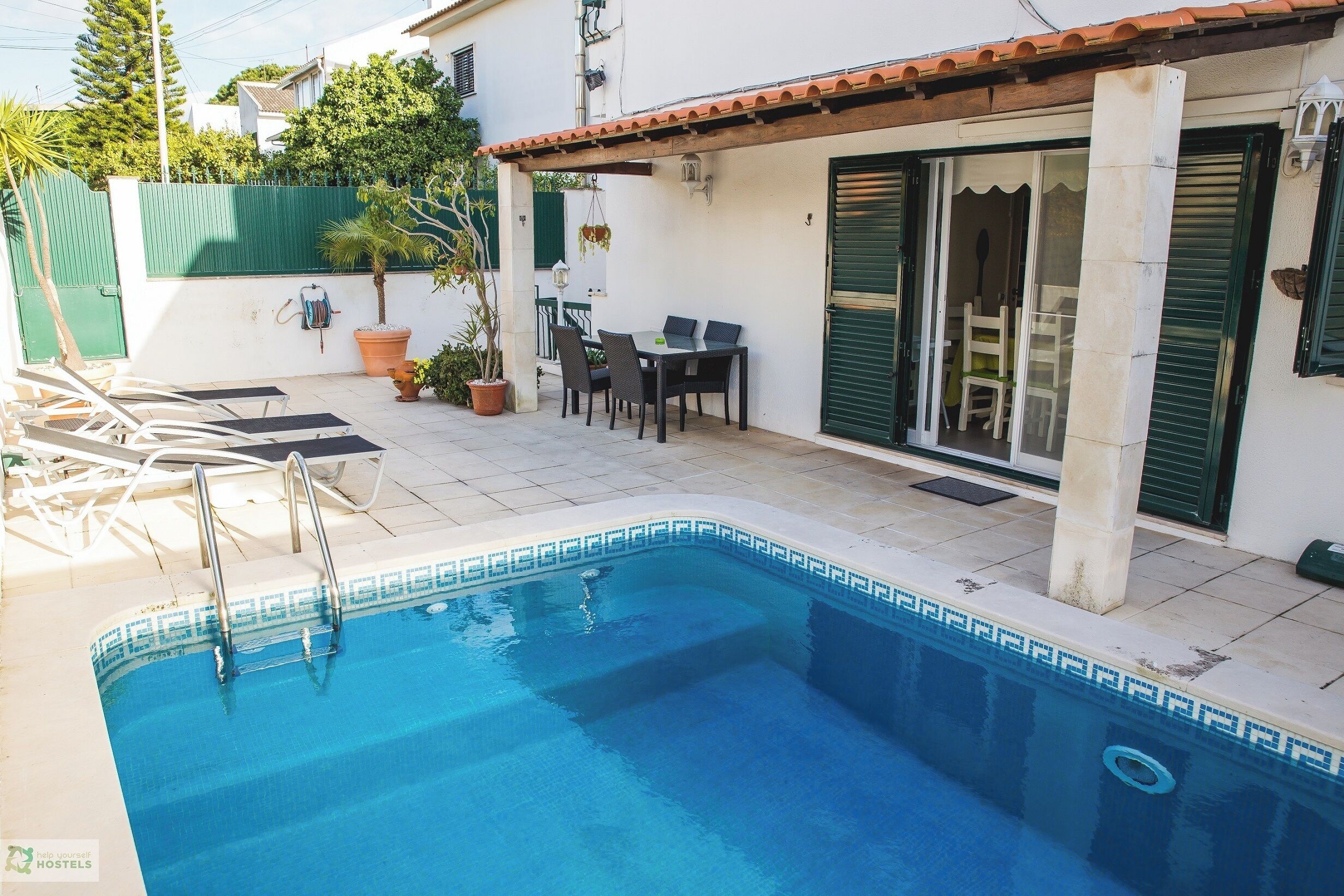 Piscina exterior, da(s) 08:00 à(s) 0:00, guarda-sóis, espreguiçadeiras 