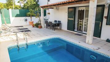 Piscina exterior, da(s) 08:00 à(s) 0:00, guarda-sóis, espreguiçadeiras