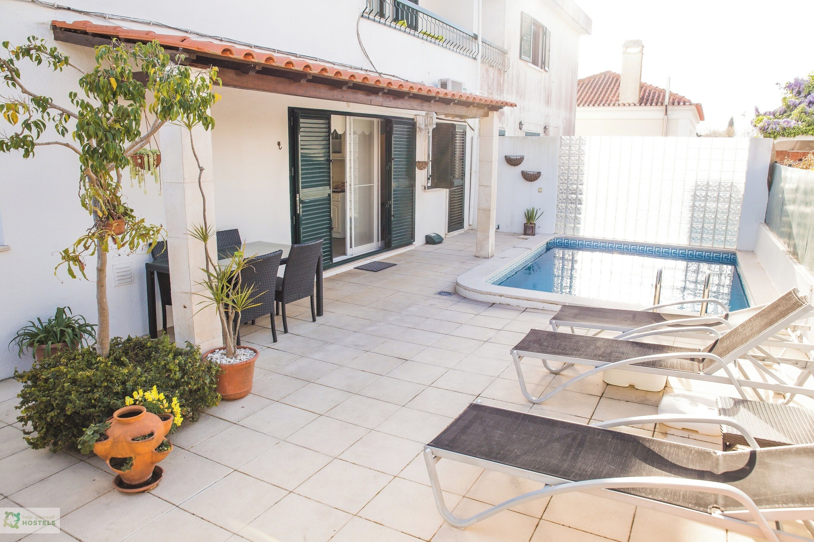 Piscina externa, funciona das 8h às meia-noite, guarda-sóis
