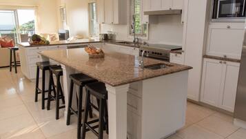 Villa de Luxo, 6 quartos, vista para o oceano, junto à encosta | Cozinha privada | Um frigorífico/congelador grande, um micro-ondas, um forno