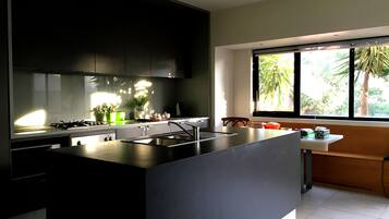 Casa, 3 quartos, vista para o lago | Cozinha privada | Um frigorífico/congelador grande, um micro-ondas, um forno