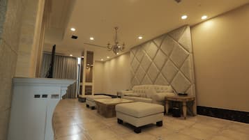 Quarto Duplo | Edredões de penas, minibar, com decoração personalizada