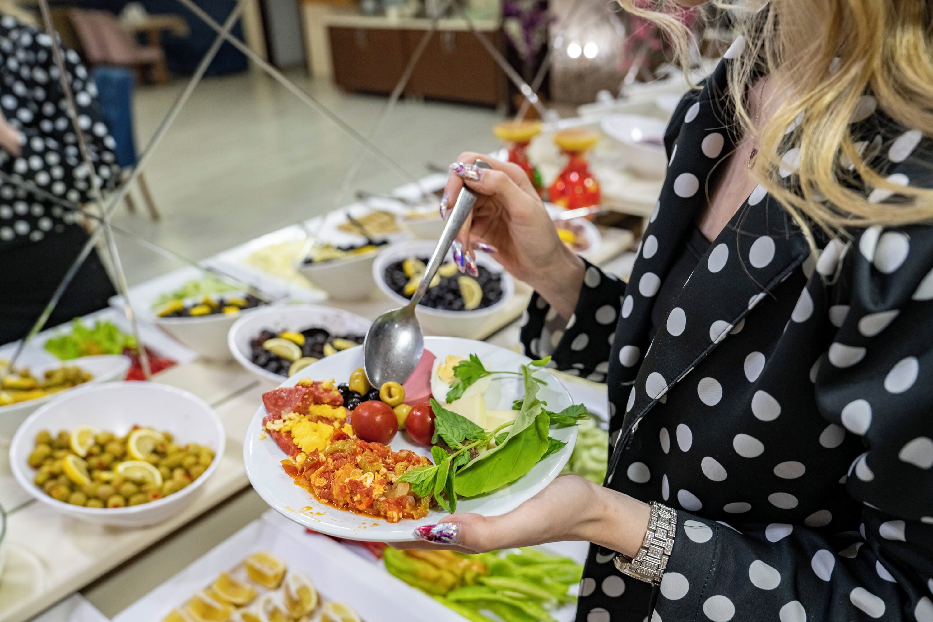 Uma mesa de buffet com diversos pratos.