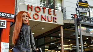 Placa de hotel com o nome 'HOTEL KONUR' e endereço visível.
