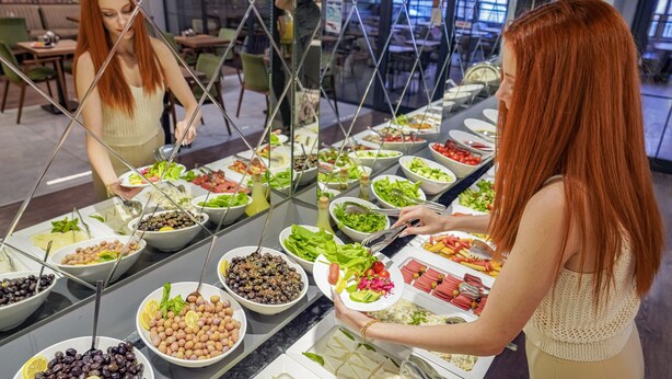 Buffet com diversas opções de comida e design de interiores moderno.