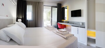 Minibar, com mobília individualizada, secretária 