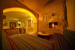 Quarto (Queen Cave) | Roupa de alta qualidade, minibar, cofre no quarto 