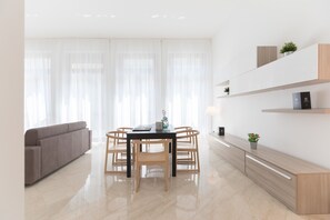 Apartamento Deluxe, 1 quarto (Don Carlo) | Roupa de alta qualidade, cofre no quarto, com decoração personalizada