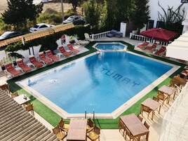 Piscina externa, guarda-sóis, espreguiçadeiras