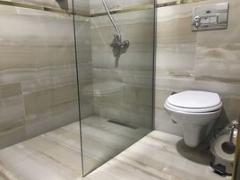 Chuveiro, produtos de toalete grátis, secador de cabelo, chinelos