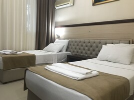 Quarto duplo standard, várias camas | Frigobar, escrivaninha, Wi-Fi de cortesia, roupa de cama