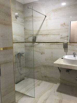 Frigobar, escrivaninha, Wi-Fi de cortesia, roupa de cama