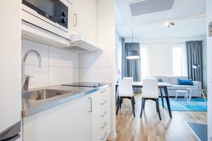 Apartamento, 1 quarto | Cozinha privada | Geladeira, micro-ondas, cooktop, cafeteira/chaleira