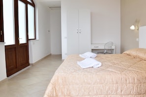 Quarto casal superior, banheiro privativo, de frente para o oceano | Individualmente decorados, escrivaninha