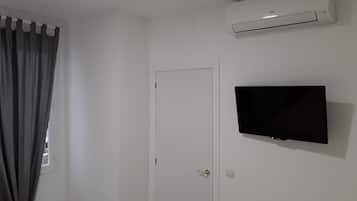 Quarto casal standard, 1 cama de casal (Duquesa 3) | Edredons de pluma, Wi-Fi de cortesia, roupa de cama