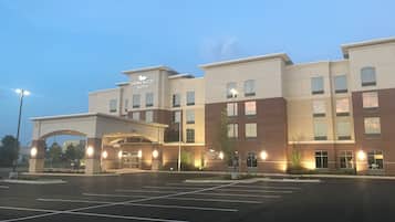 Fachada do alojamento (tarde/noite)