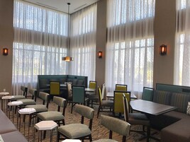 Café da manhã com buffet grátis todos os dias