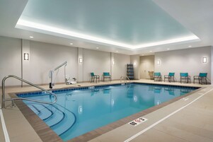 Piscina interna, espreguiçadeiras
