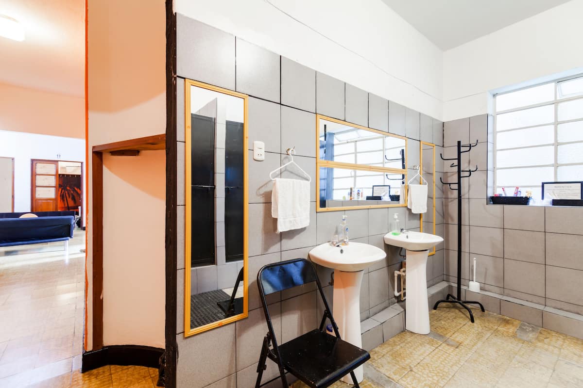 Quarto Individual Básico, 1 cama individual | Casa de banho | Um polibã, artigos de higiene pessoal grátis, toalhas fornecidas