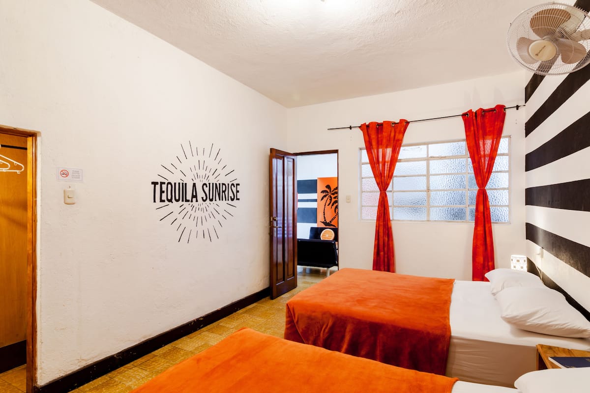 Quarto Duplo ou Twin Deluxe, 2 camas de casal | Ferro/tábua de engomar, camas desdobráveis, Wi-fi grátis