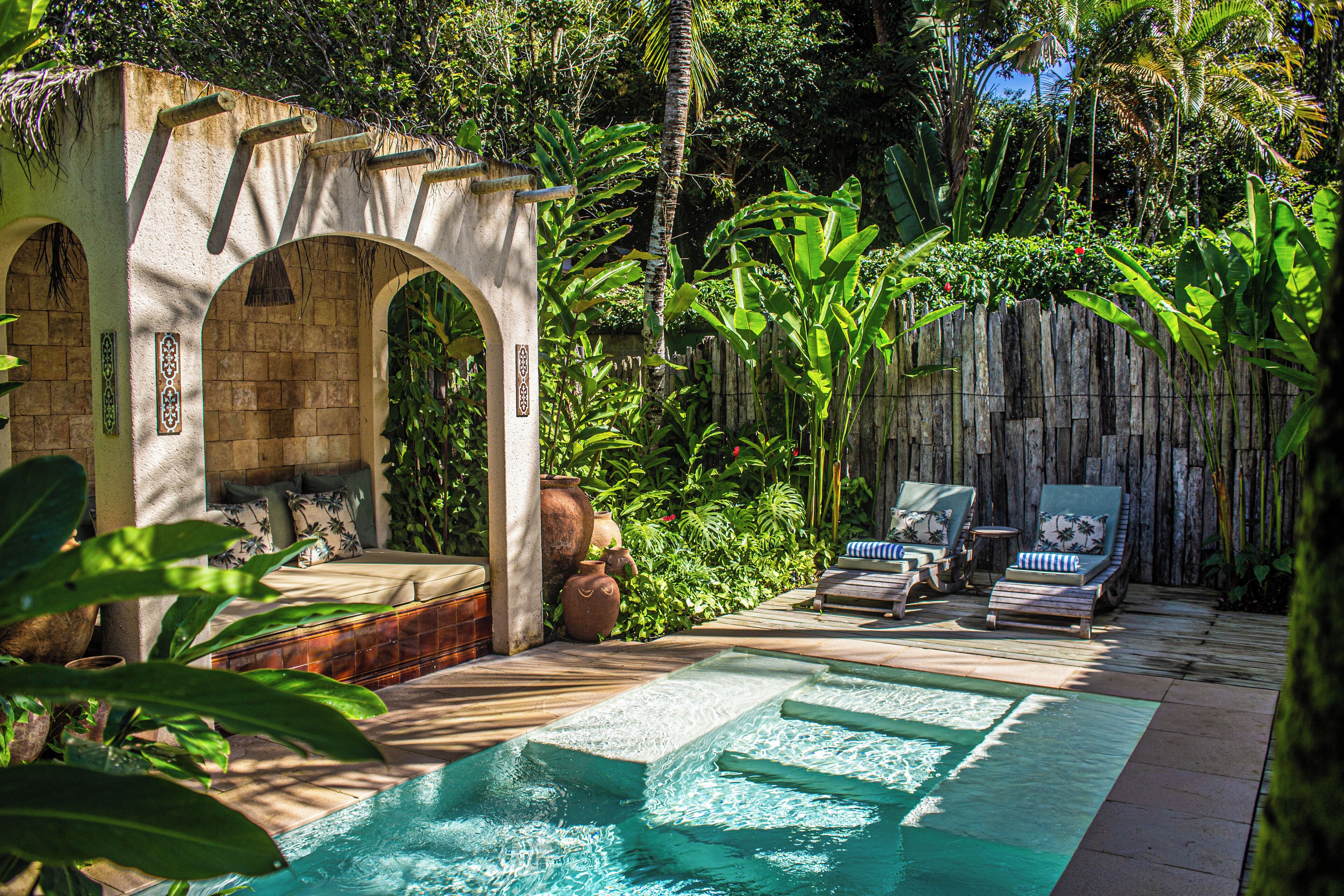 Piscina exterior, espreguiçadeiras 