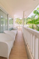Family 2 Queen with Balcony Courtyard V | Varanda