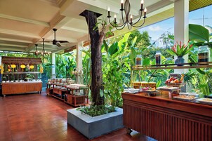Café da manhã com buffet grátis todos os dias