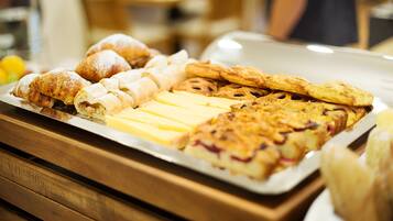 Uma bandeja com diversos doces e produtos de pastelaria.