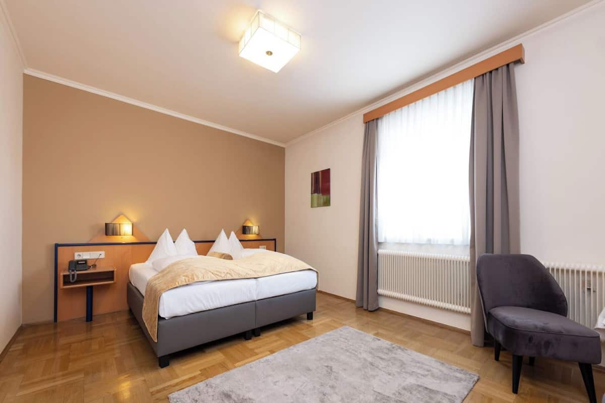 Estúdio | Frigobar, cofres nos quartos, escrivaninha, quartos à prova de som