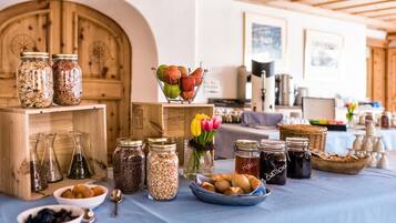 Café da manhã com buffet grátis todos os dias
