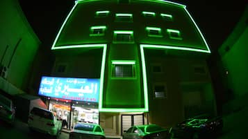 Fachada da propriedade à noite