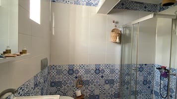 Casa Familiar, 3 quartos | Casa de banho | Um polibã, um secador de cabelo, chinelos, toalhas fornecidas