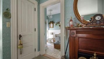 Quarto, 1 cama King, banheiro privativo, no canto | Roupas de cama premium, individualmente decorados