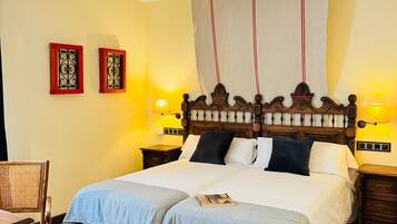 Quarto casal luxo | Frigobar, cofres nos quartos, escrivaninha