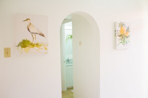 Condo luxo, 1 cama King, cozinha, vista para a cidade | Área de estar | TV de tela plana 40 polegadas com canais a cabo, TV