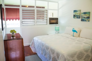 Condo luxo, 1 cama King, cozinha, vista para a cidade | 1 quarto, ferros/tábuas de passar roupa, camas extras/dobráveis