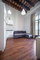 Apartamento Básico, 1 quarto | Sala de estar | Televisor de ecrã plano de 40 polegadas com canais digitais, televisor 