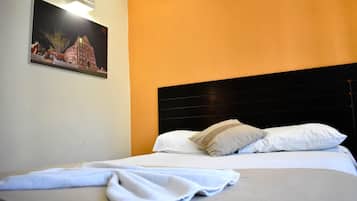Quarto Standard, 1 cama de casal | Secretária, camas desdobráveis, Wi-fi grátis, roupa de cama fornecida