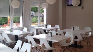 Café da manhã continental todos os dias (EUR 5.50 por pessoa)