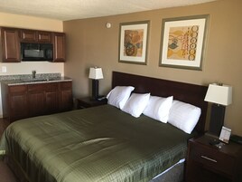 Quarto luxo, 1 cama King, cozinha americana | Escrivaninha, ferros/tábuas de passar roupa, Wi-Fi de cortesia