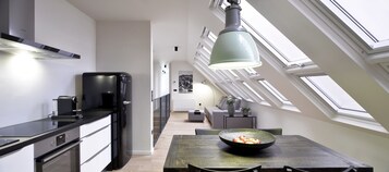 Apartamento Cidade, 1 quarto | Sala | TV de ecrã plano 