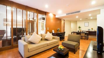 Suíte executiva, 1 quarto | Área de estar | TV LCD 32 polegadas com canais a cabo, TV, Netflix