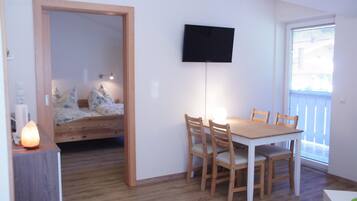 Roupa hipoalergénica, cofre no quarto, com mobília individualizada