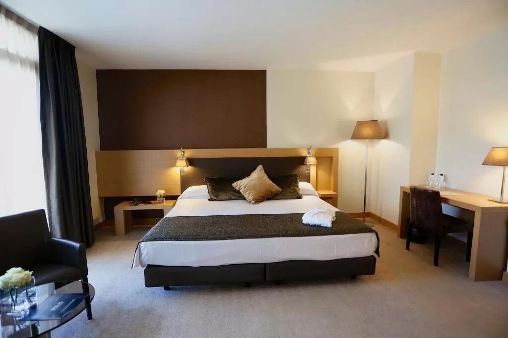 Minibar, cofre no quarto, secretária 